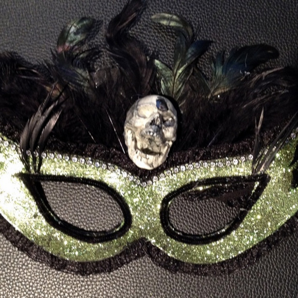 Victoria | Party Supplies | Morbid Masquerades Set Of 4 Red Masks New ...